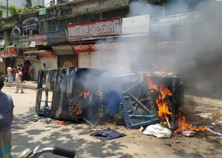 Police vehicle set on fire in front of CMM Court | Channel i Online English